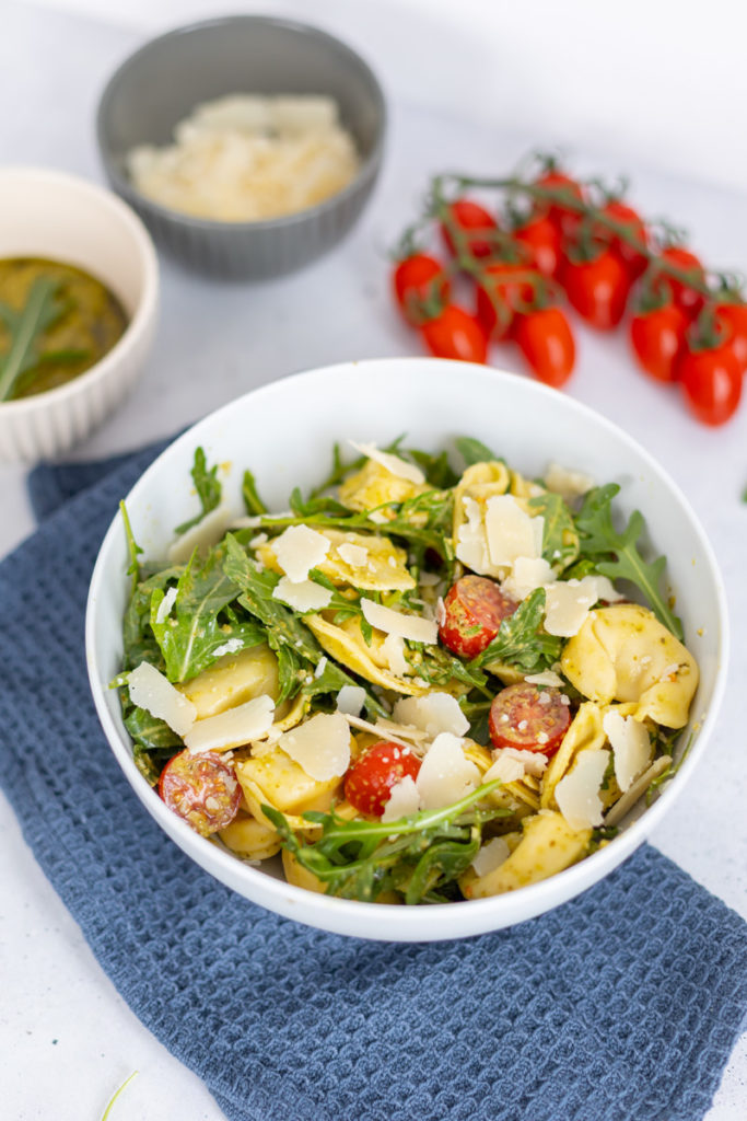 Einfaches Rezept für italienischen Tortellini-Salat zum Grillen Einfaches Rezept für italienischen Tortellini-Salat zum Grillen