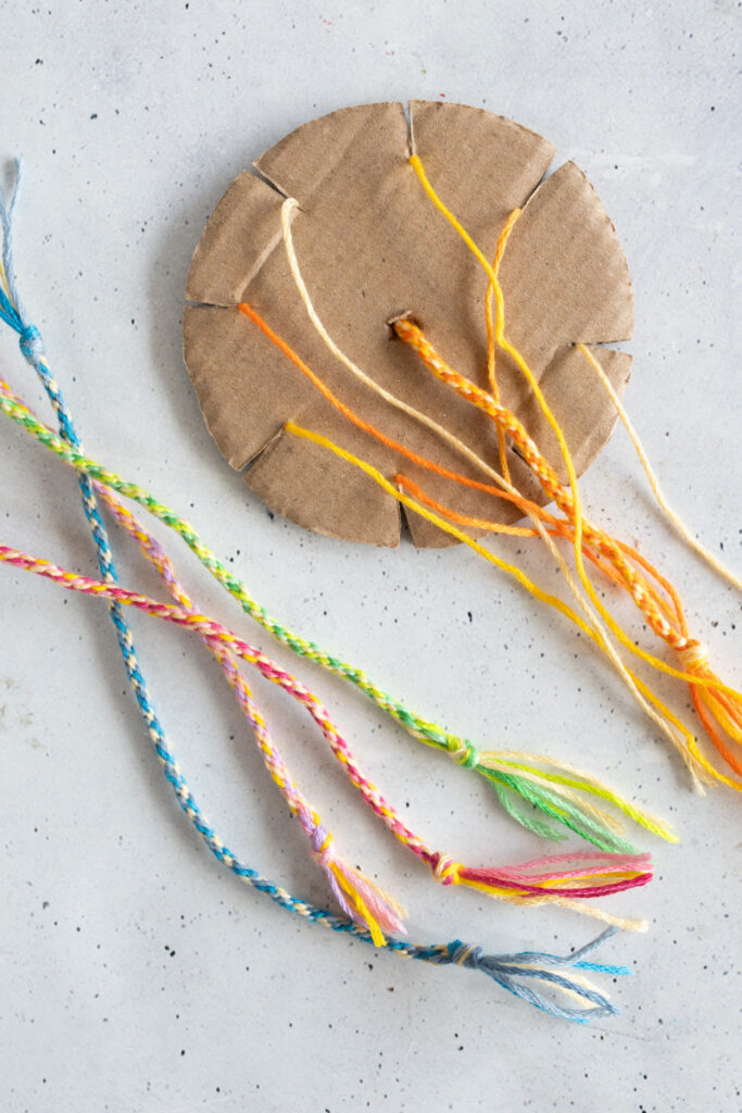 Freundschaftsarmband mit Pappscheibe knüpfen - TRYTRYTRY