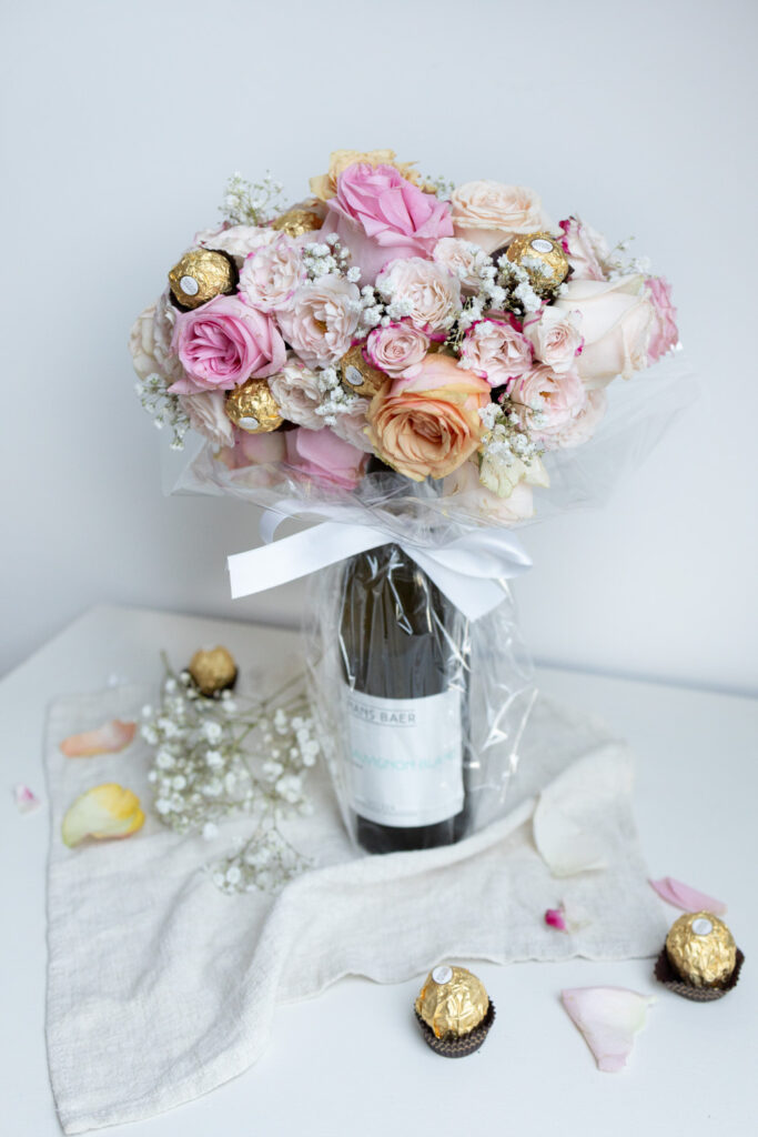 Geschenkverpackung: Flasche mit Blumen dekorieren - TRYTRYTRY