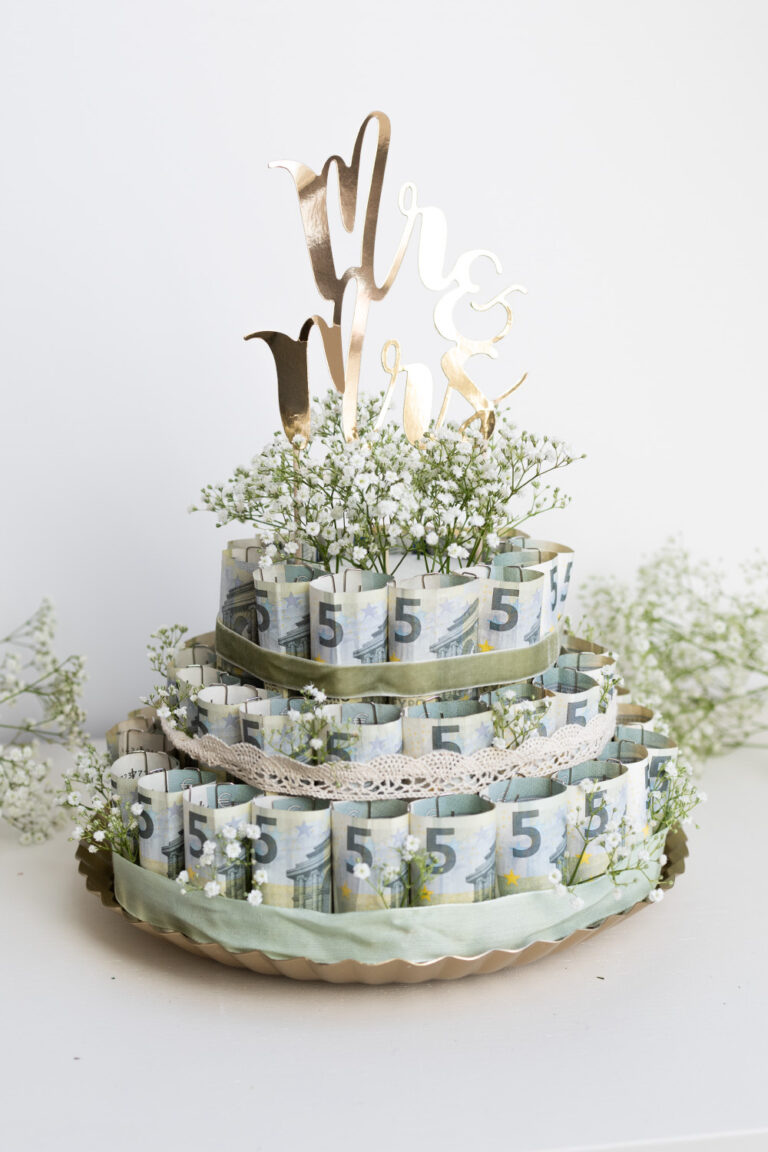 Geld-Torte: Hochzeitstorte mit Geldscheinen basteln - TRYTRYTRY